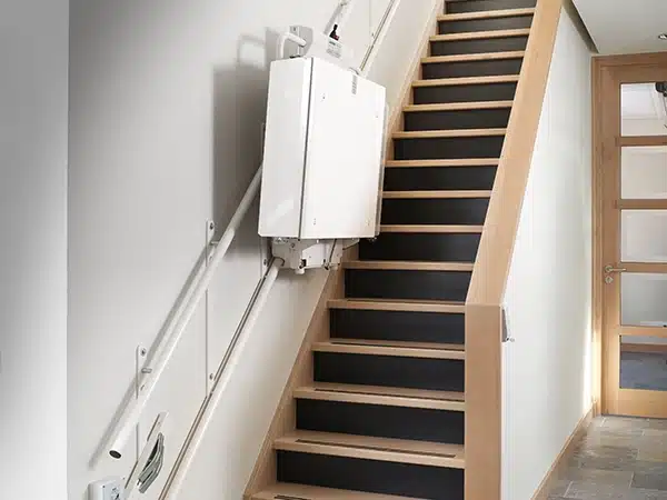 Montascale a pedana: si può installare su scale strette?